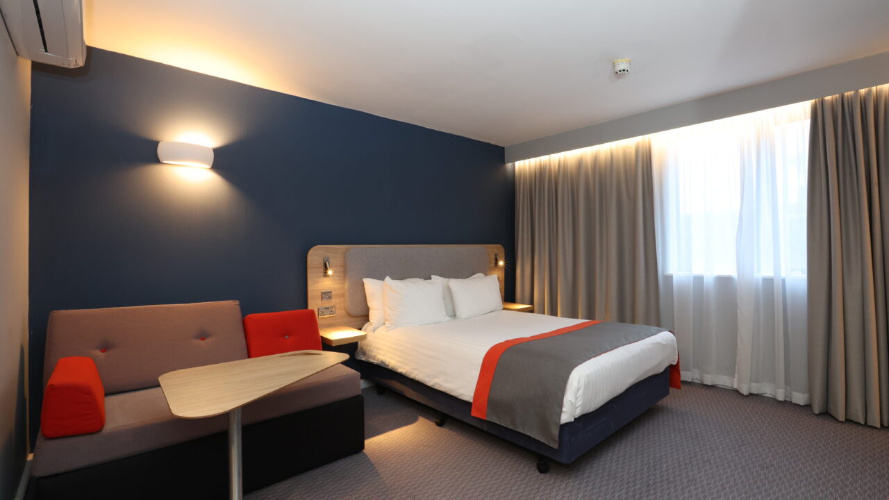 Cosy Double Bedrooms - Knowsley Inn & Lounge